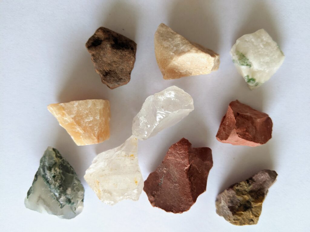 Set met 10 ruwe edelstenen in een mooi roze organza zakje